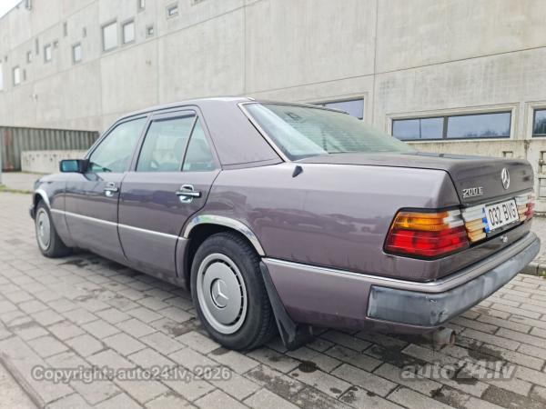 Коричневый Мерседес Е-Класс 1993 в Таллин, объемом двигателя 2.00 л и пробегом 244 тыс. км за 3333 €, фото 2 на AUTOMOTO.COM.LV