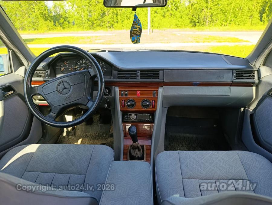 Brown Mercedes-Benz E-Class 1994 in Tallinn, with an engine capacity of 2.50 L and mileage of 381 thousand km for 899 €, photo 10 on AUTOMOTO.COM.LV