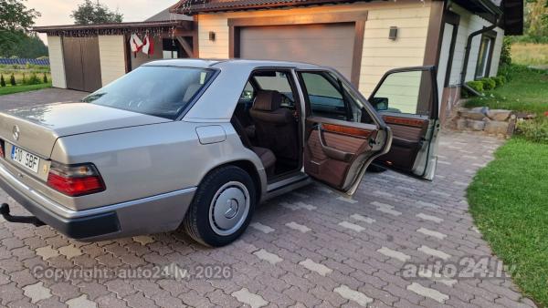 Grey Mercedes-Benz E-Class 1992 in Voru, with an engine capacity of 3.00 L and mileage of 440 thousand km for 12900 €, photo 9 on AUTOMOTO.COM.LV