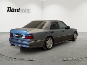 Pelēks Mercedes-Benz E-Class 1993 Tallina, ar dzinēja tilpumu 4.20 L un nobraukumu 124 tūkst. km par 48900 €, foto 3 vietnē AUTOMOTO.COM.LV