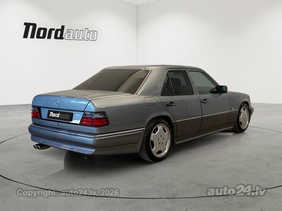 Pelēks Mercedes-Benz E-Class 1993 Tallina, ar dzinēja tilpumu 4.20 L un nobraukumu 124 tūkst. km par 48900 €, foto 3 vietnē AUTOMOTO.COM.LV