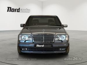Pelēks Mercedes-Benz E-Class 1993 Tallina, ar dzinēja tilpumu 4.20 L un nobraukumu 124 tūkst. km par 48900 €, foto 4 vietnē AUTOMOTO.COM.LV