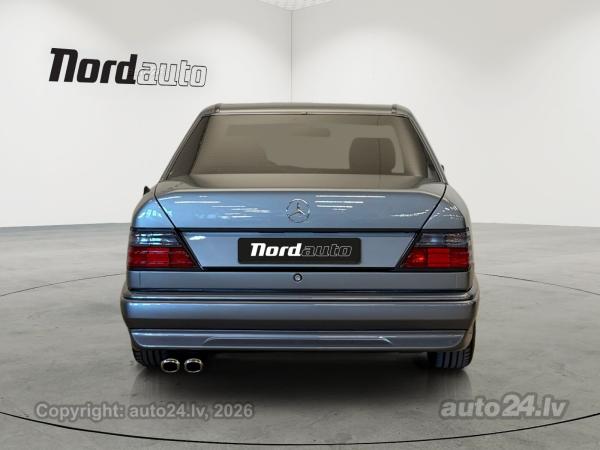 Pelēks Mercedes-Benz E-Class 1993 Tallina, ar dzinēja tilpumu 4.20 L un nobraukumu 124 tūkst. km par 48900 €, foto 4 vietnē AUTOMOTO.COM.LV