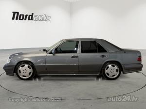 Pelēks Mercedes-Benz E-Class 1993 Tallina, ar dzinēja tilpumu 4.20 L un nobraukumu 124 tūkst. km par 48900 €, foto 6 vietnē AUTOMOTO.COM.LV