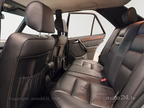 Pelēks Mercedes-Benz E-Class 1993 Tallina, ar dzinēja tilpumu 4.20 L un nobraukumu 124 tūkst. km par 48900 €, foto 8 vietnē AUTOMOTO.COM.LV