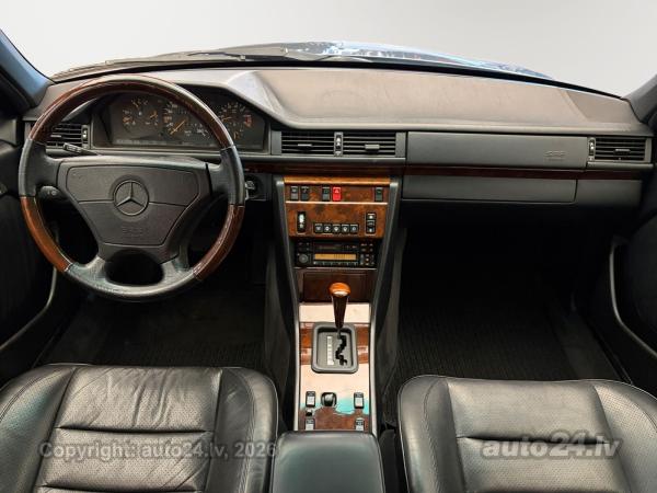 Pelēks Mercedes-Benz E-Class 1993 Tallina, ar dzinēja tilpumu 4.20 L un nobraukumu 124 tūkst. km par 48900 €, foto 9 vietnē AUTOMOTO.COM.LV