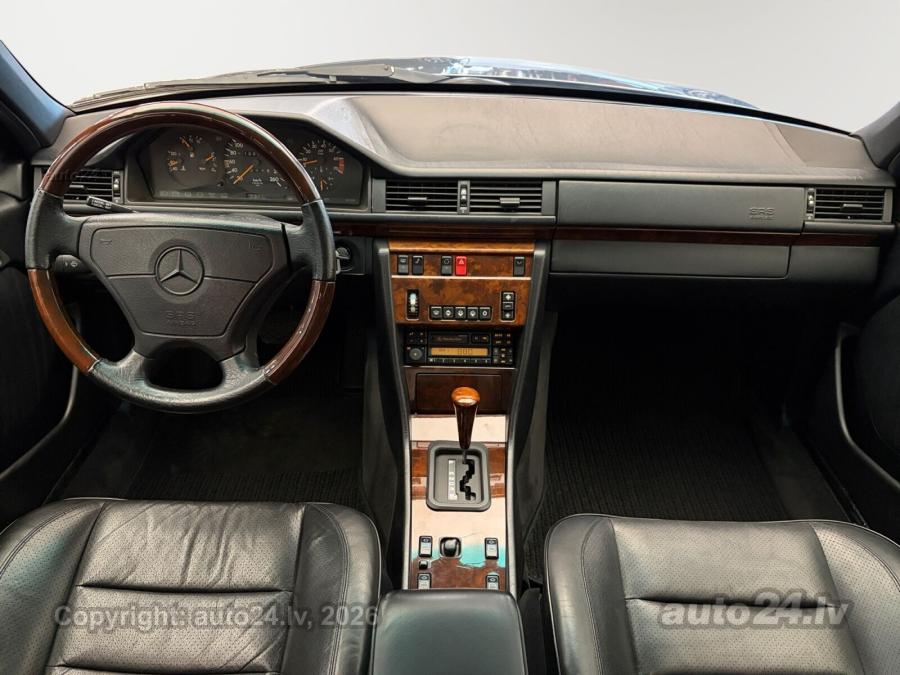 Pelēks Mercedes-Benz E-Class 1993 Tallina, ar dzinēja tilpumu 4.20 L un nobraukumu 124 tūkst. km par 48900 €, foto 10 vietnē AUTOMOTO.COM.LV
