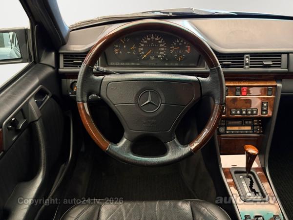 Pelēks Mercedes-Benz E-Class 1993 Tallina, ar dzinēja tilpumu 4.20 L un nobraukumu 124 tūkst. km par 48900 €, foto 10 vietnē AUTOMOTO.COM.LV