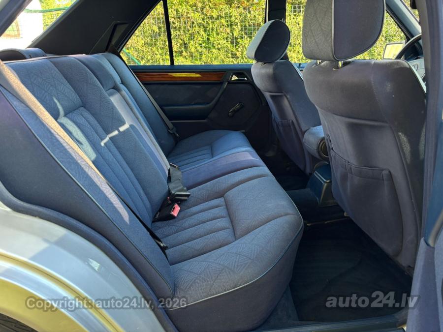 Pelēks Mercedes-Benz E-Class 1995 Tallina, ar dzinēja tilpumu 2.00 L un nobraukumu 230 tūkst. km par 1500 €, foto 10 vietnē AUTOMOTO.COM.LV