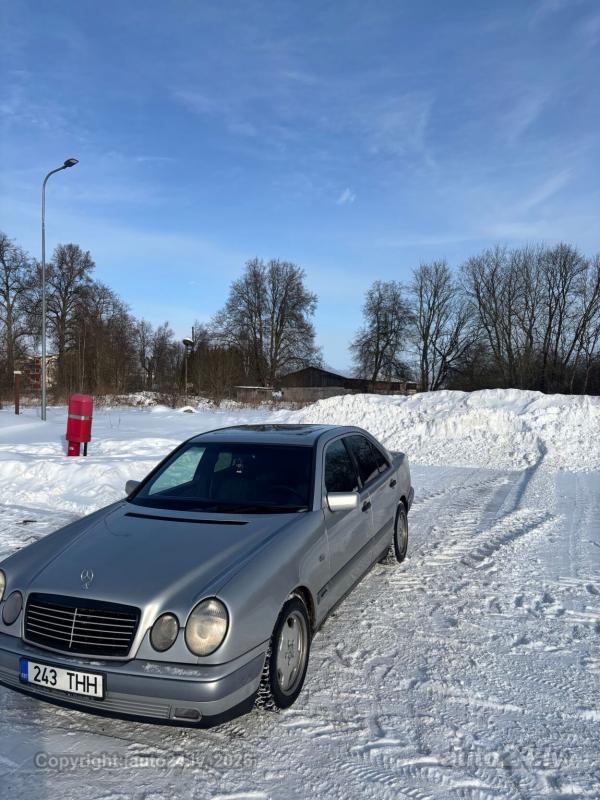 Pelēks Mercedes-Benz E-Class 1996 Pelva, ar dzinēja tilpumu 2.30 L un nobraukumu 160 tūkst. km par 2795 €, foto 3 vietnē AUTOMOTO.COM.LV