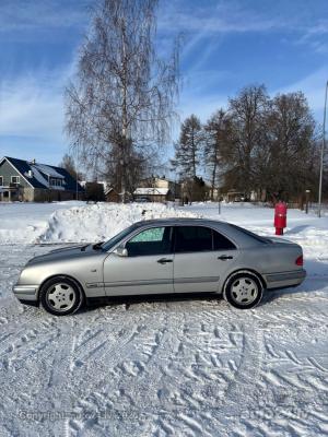 Pelēks Mercedes-Benz E-Class 1996 Pelva, ar dzinēja tilpumu 2.30 L un nobraukumu 160 tūkst. km par 2795 €, foto 4 vietnē AUTOMOTO.COM.LV