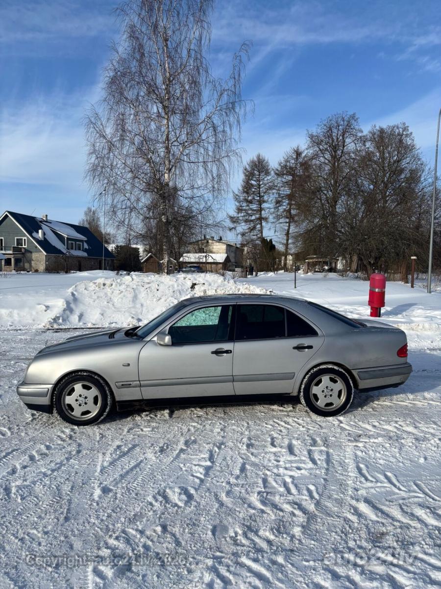 Pelēks Mercedes-Benz E-Class 1996 Pelva, ar dzinēja tilpumu 2.30 L un nobraukumu 160 tūkst. km par 2795 €, foto 4 vietnē AUTOMOTO.COM.LV