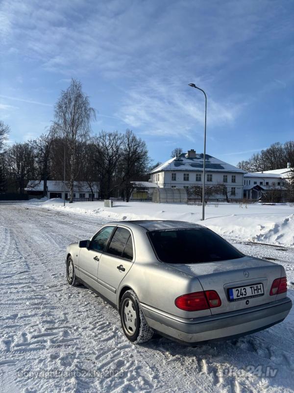 Pelēks Mercedes-Benz E-Class 1996 Pelva, ar dzinēja tilpumu 2.30 L un nobraukumu 160 tūkst. km par 2795 €, foto 5 vietnē AUTOMOTO.COM.LV