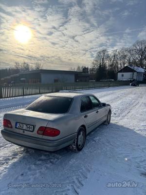 Pelēks Mercedes-Benz E-Class 1996 Pelva, ar dzinēja tilpumu 2.30 L un nobraukumu 160 tūkst. km par 2795 €, foto 6 vietnē AUTOMOTO.COM.LV