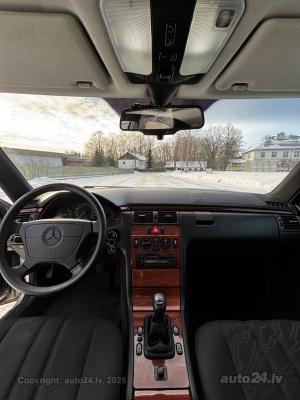 Pelēks Mercedes-Benz E-Class 1996 Pelva, ar dzinēja tilpumu 2.30 L un nobraukumu 160 tūkst. km par 2795 €, foto 9 vietnē AUTOMOTO.COM.LV