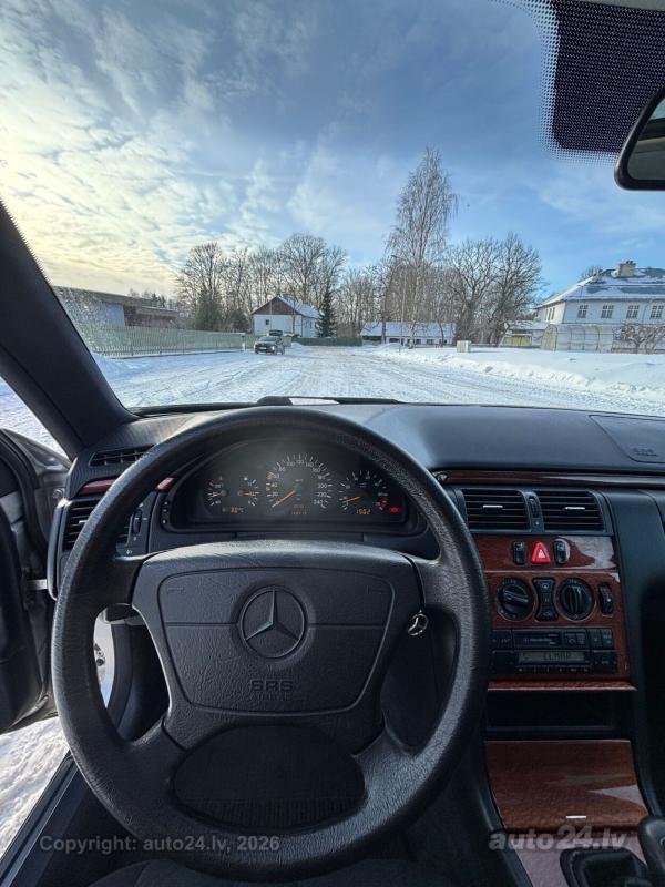 Pelēks Mercedes-Benz E-Class 1996 Pelva, ar dzinēja tilpumu 2.30 L un nobraukumu 160 tūkst. km par 2795 €, foto 10 vietnē AUTOMOTO.COM.LV