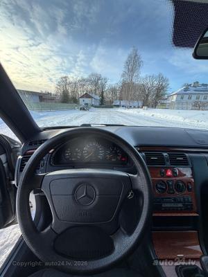Pelēks Mercedes-Benz E-Class 1996 Pelva, ar dzinēja tilpumu 2.30 L un nobraukumu 160 tūkst. km par 2795 €, foto 10 vietnē AUTOMOTO.COM.LV