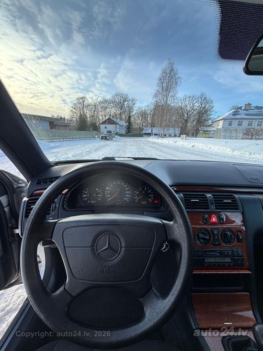 Pelēks Mercedes-Benz E-Class 1996 Pelva, ar dzinēja tilpumu 2.30 L un nobraukumu 160 tūkst. km par 2795 €, foto 10 vietnē AUTOMOTO.COM.LV