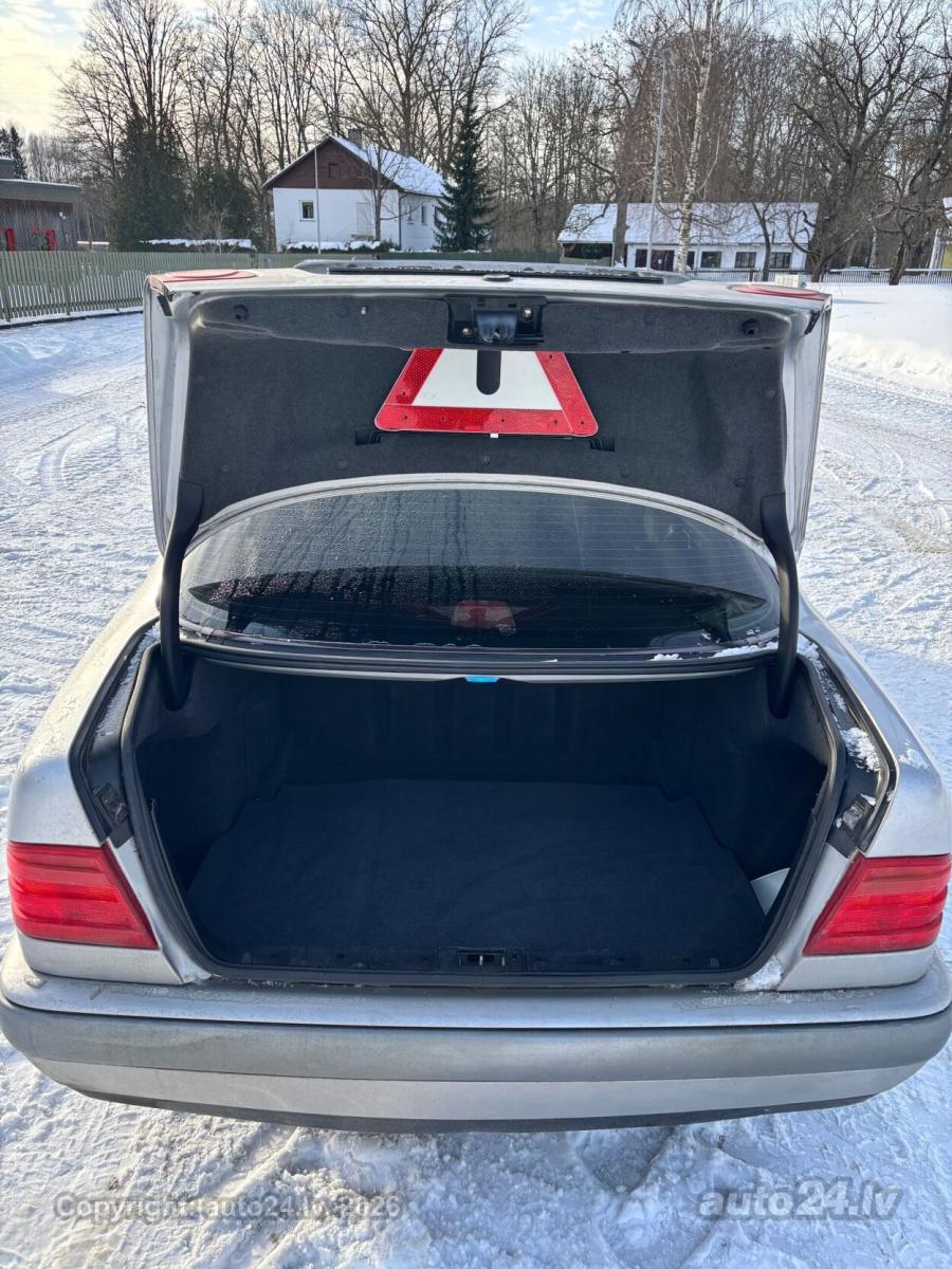 Pelēks Mercedes-Benz E-Class 1996 Pelva, ar dzinēja tilpumu 2.30 L un nobraukumu 160 tūkst. km par 2795 €, foto 11 vietnē AUTOMOTO.COM.LV