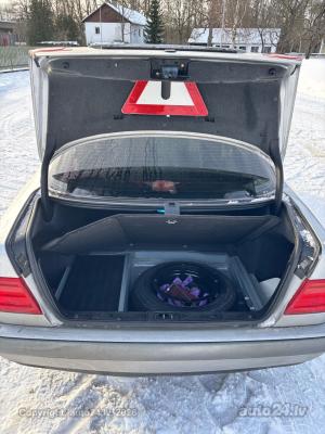 Pelēks Mercedes-Benz E-Class 1996 Pelva, ar dzinēja tilpumu 2.30 L un nobraukumu 160 tūkst. km par 2795 €, foto 12 vietnē AUTOMOTO.COM.LV