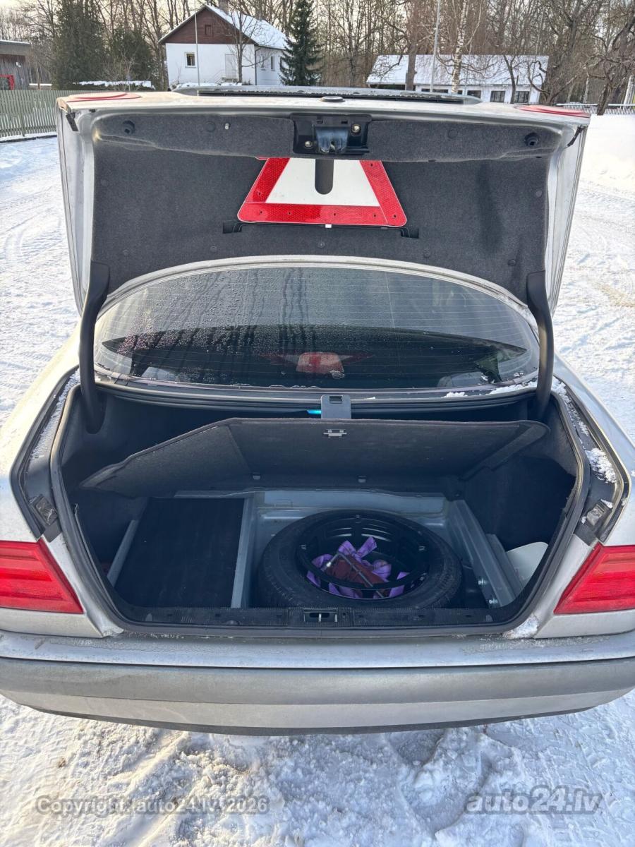 Pelēks Mercedes-Benz E-Class 1996 Pelva, ar dzinēja tilpumu 2.30 L un nobraukumu 160 tūkst. km par 2795 €, foto 12 vietnē AUTOMOTO.COM.LV