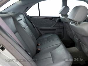 Pelēks Mercedes-Benz E-Class 2000 Tallina, ar dzinēja tilpumu 3.20 L un nobraukumu 408 tūkst. km par 1299 €, foto 7 vietnē AUTOMOTO.COM.LV