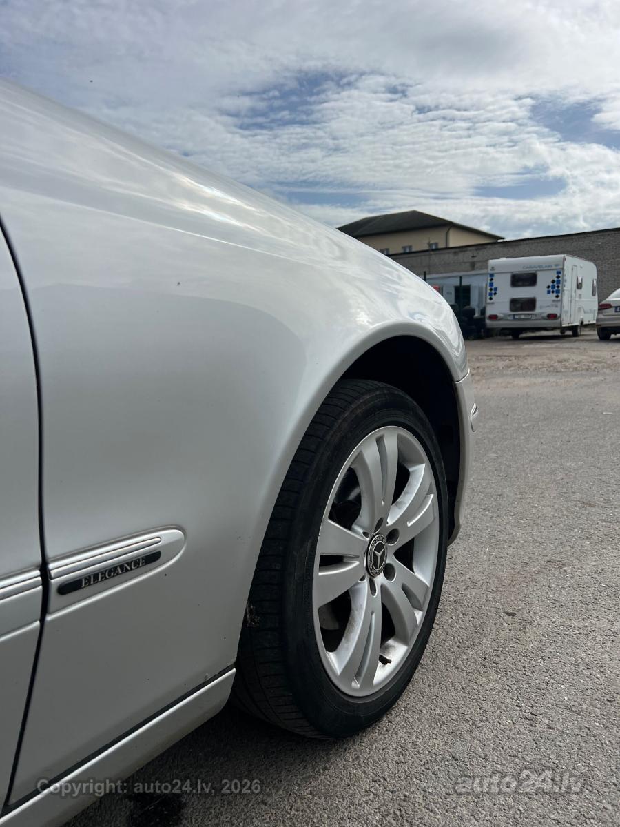 Pelēks Mercedes-Benz E-Class 2002 Narva, ar dzinēja tilpumu 2.10 L un nobraukumu 429 tūkst. km par 2499 €, foto 15 vietnē AUTOMOTO.COM.LV