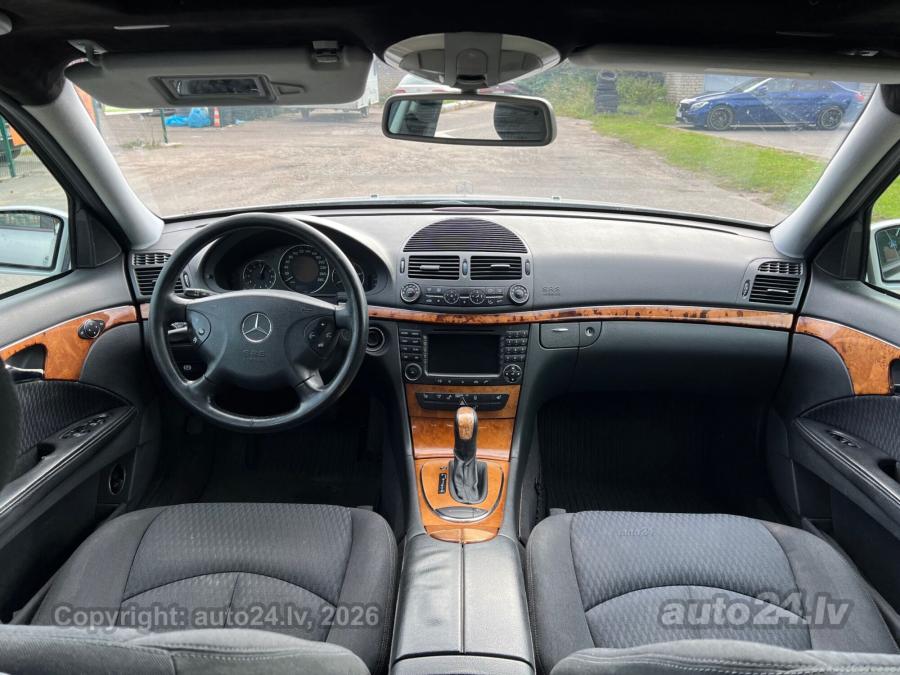 Pelēks Mercedes-Benz E-Class 2002 Narva, ar dzinēja tilpumu 2.10 L un nobraukumu 429 tūkst. km par 2499 €, foto 24 vietnē AUTOMOTO.COM.LV