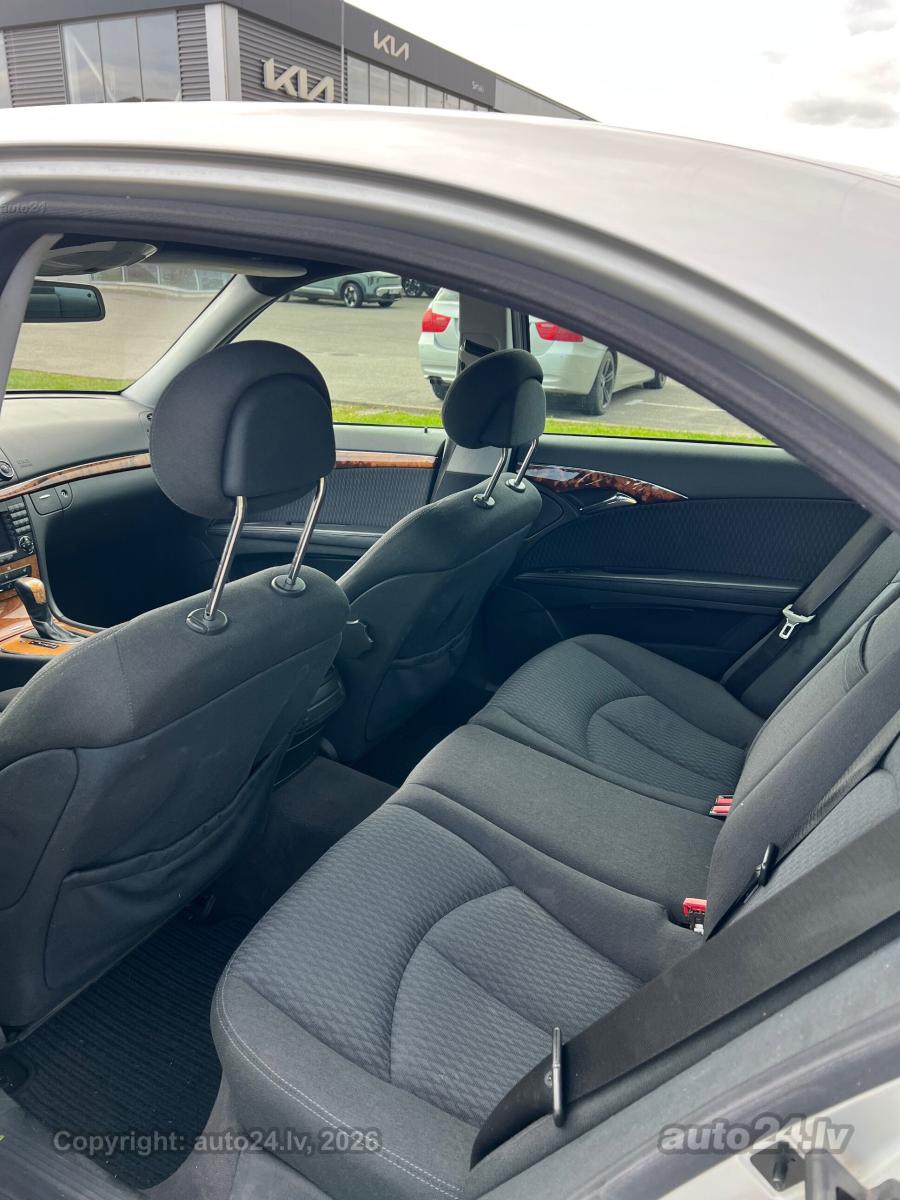 Pelēks Mercedes-Benz E-Class 2002 Narva, ar dzinēja tilpumu 2.10 L un nobraukumu 429 tūkst. km par 2499 €, foto 25 vietnē AUTOMOTO.COM.LV
