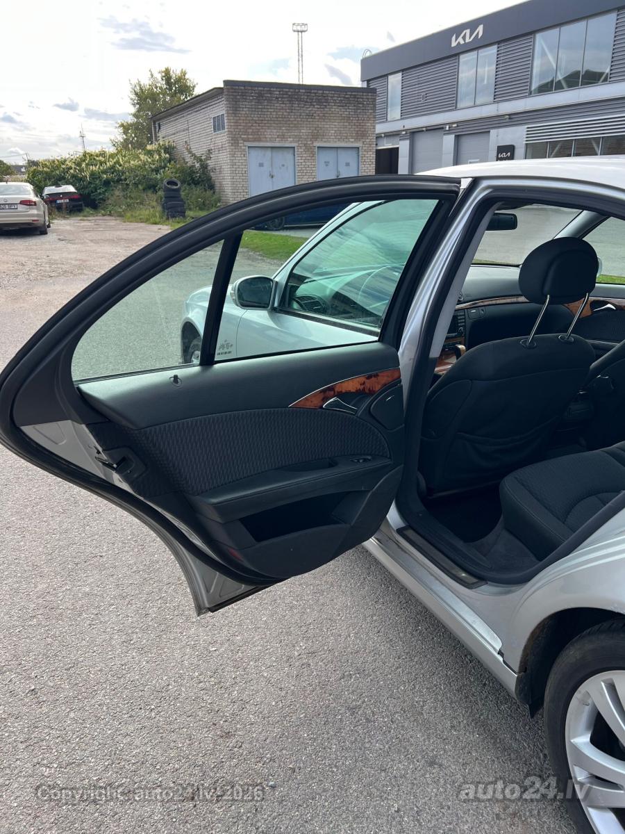 Pelēks Mercedes-Benz E-Class 2002 Narva, ar dzinēja tilpumu 2.10 L un nobraukumu 429 tūkst. km par 2499 €, foto 26 vietnē AUTOMOTO.COM.LV