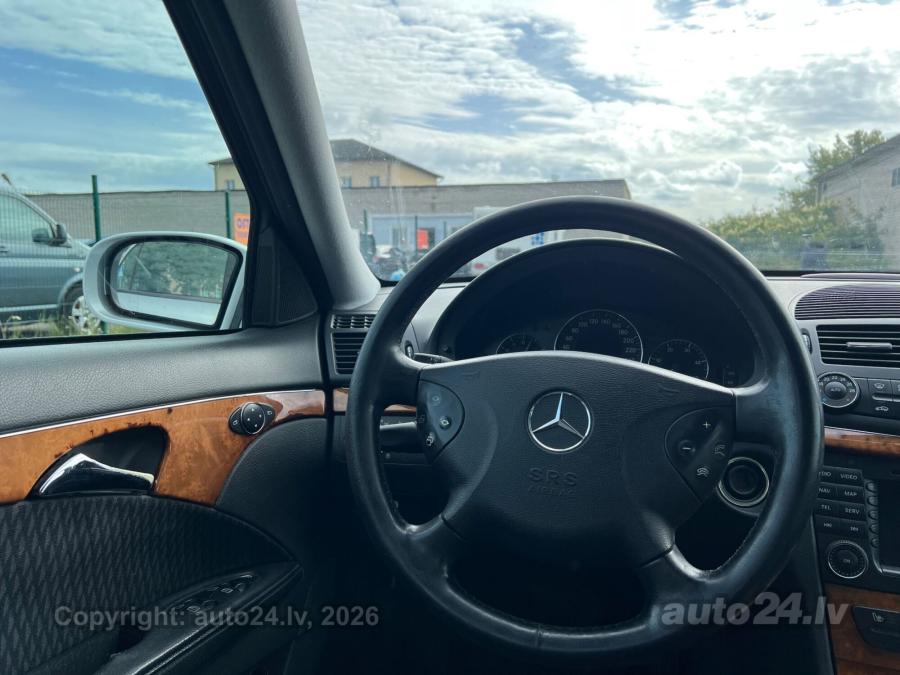 Pelēks Mercedes-Benz E-Class 2002 Narva, ar dzinēja tilpumu 2.10 L un nobraukumu 429 tūkst. km par 2499 €, foto 28 vietnē AUTOMOTO.COM.LV