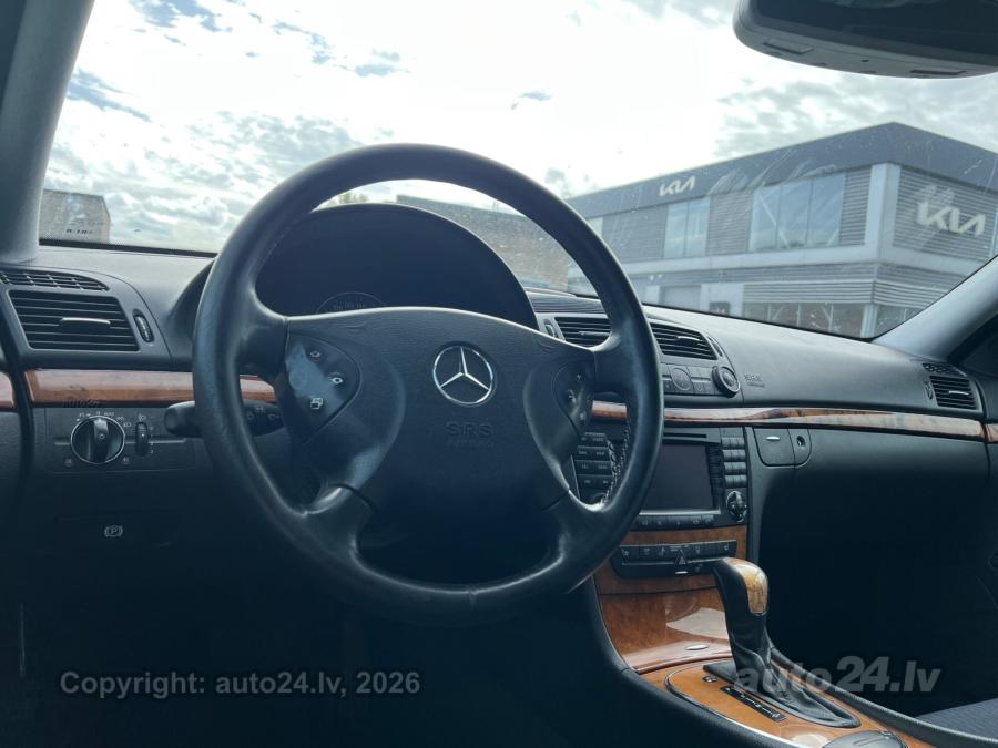 Pelēks Mercedes-Benz E-Class 2002 Narva, ar dzinēja tilpumu 2.10 L un nobraukumu 429 tūkst. km par 2499 €, foto 29 vietnē AUTOMOTO.COM.LV