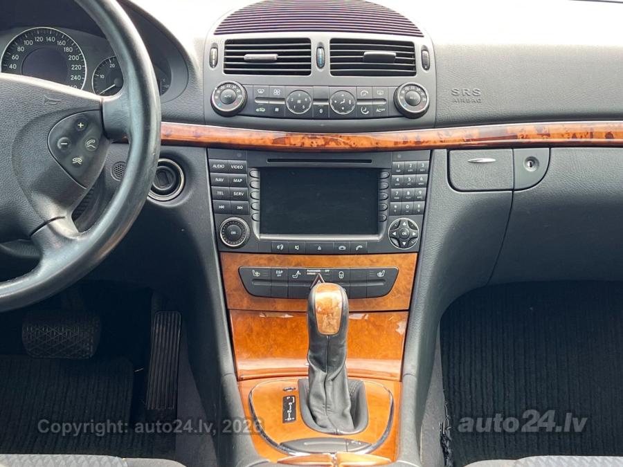 Pelēks Mercedes-Benz E-Class 2002 Narva, ar dzinēja tilpumu 2.10 L un nobraukumu 429 tūkst. km par 2499 €, foto 30 vietnē AUTOMOTO.COM.LV
