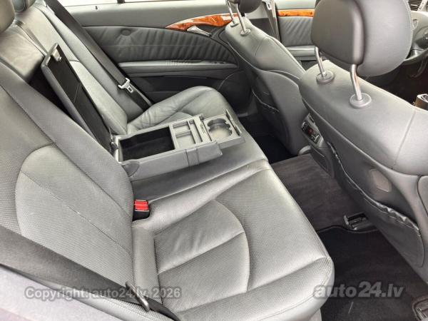 Grey Mercedes-Benz E-Class 2003 in Tartu, with an engine capacity of 3.20 L and mileage of 359 thousand km for 5690 €, photo 9 on AUTOMOTO.COM.LV