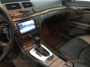 Pelēks Mercedes-Benz E-Class 2003 Tallina, ar dzinēja tilpumu 5.40 L un nobraukumu 63 tūkst. km par 29500 €, foto 11 vietnē AUTOMOTO.COM.LV