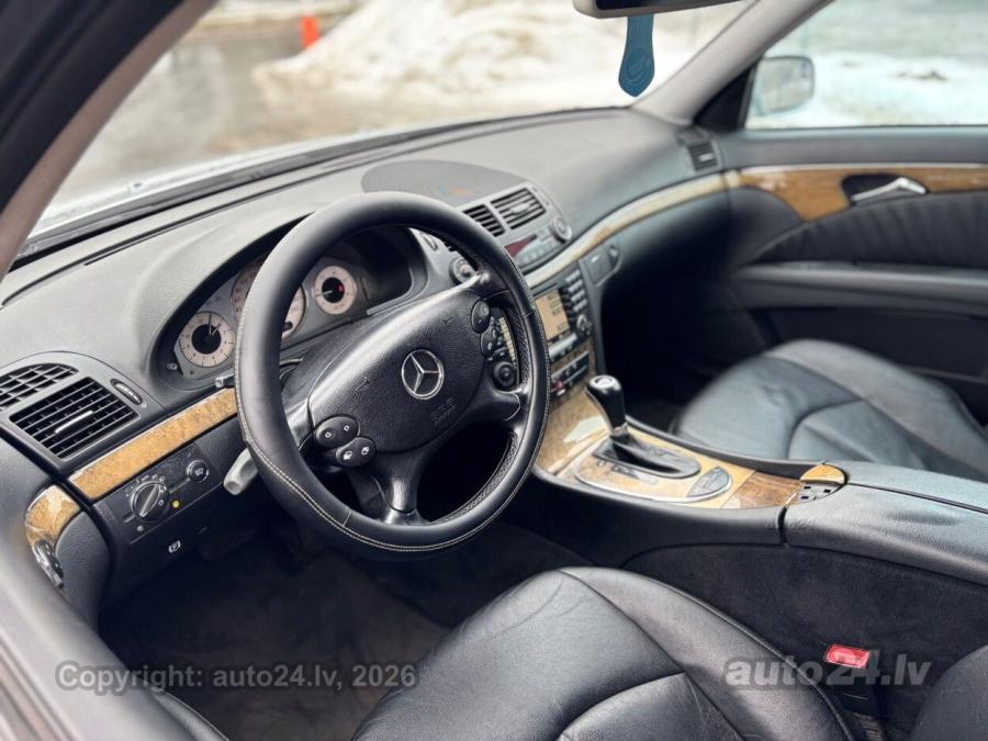 Pelēks Mercedes-Benz E-Class 2006 Tallina, ar dzinēja tilpumu 3.00 L un nobraukumu 380 tūkst. km par 3499 €, foto 13 vietnē AUTOMOTO.COM.LV