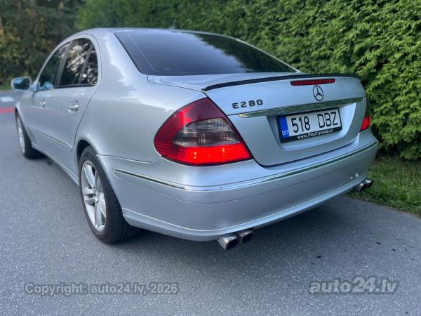 Pelēks Mercedes-Benz E-Class 2006 Tallina, ar dzinēja tilpumu 3.00 L un nobraukumu 390 tūkst. km par 2490 €, foto 5 vietnē AUTOMOTO.COM.LV