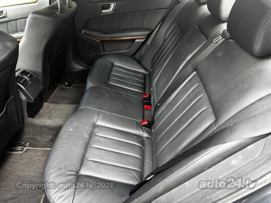 Pelēks Mercedes-Benz E-Class 2011 Tallina, ar dzinēja tilpumu 1.80 L un nobraukumu 210 tūkst. km par 9490 €, foto 35 vietnē AUTOMOTO.COM.LV