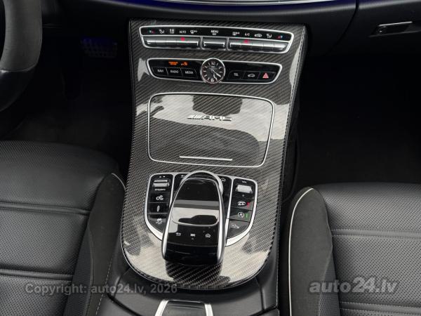 Grey Mercedes-Benz E-Class 2017 in Tallinn, with an engine capacity of 4.00 L and mileage of 159 thousand km for 51990 €, photo 8 on AUTOMOTO.COM.LV