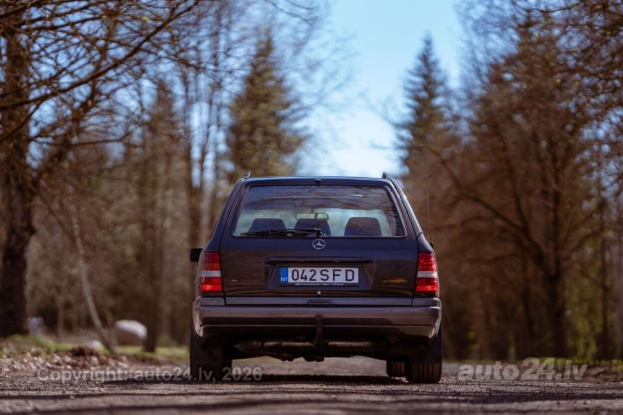 Pelēks Mercedes-Benz E-Class 1995 Tallina, ar dzinēja tilpumu 3.20 L un nobraukumu 350 tūkst. km par 9000 €, foto 3 vietnē AUTOMOTO.COM.LV