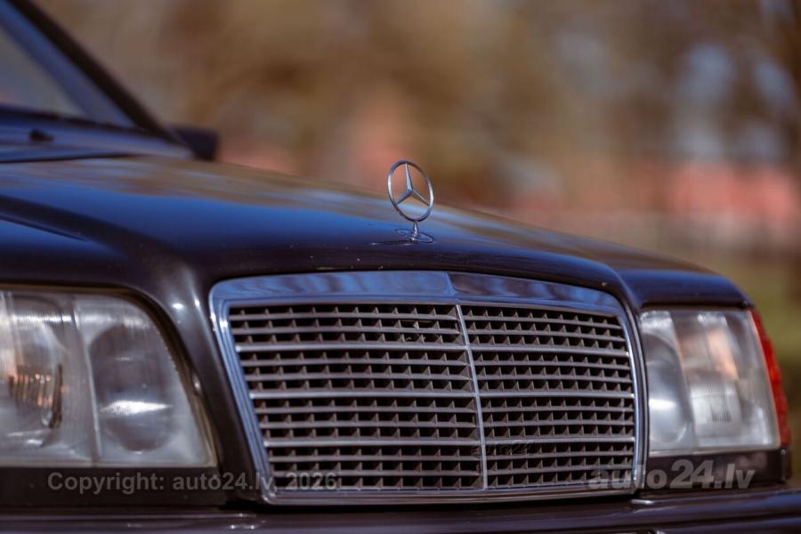 Pelēks Mercedes-Benz E-Class 1995 Tallina, ar dzinēja tilpumu 3.20 L un nobraukumu 350 tūkst. km par 9000 €, foto 4 vietnē AUTOMOTO.COM.LV