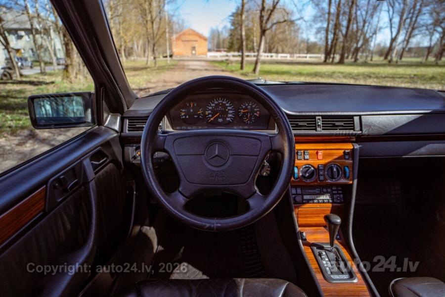 Pelēks Mercedes-Benz E-Class 1995 Tallina, ar dzinēja tilpumu 3.20 L un nobraukumu 350 tūkst. km par 9000 €, foto 6 vietnē AUTOMOTO.COM.LV