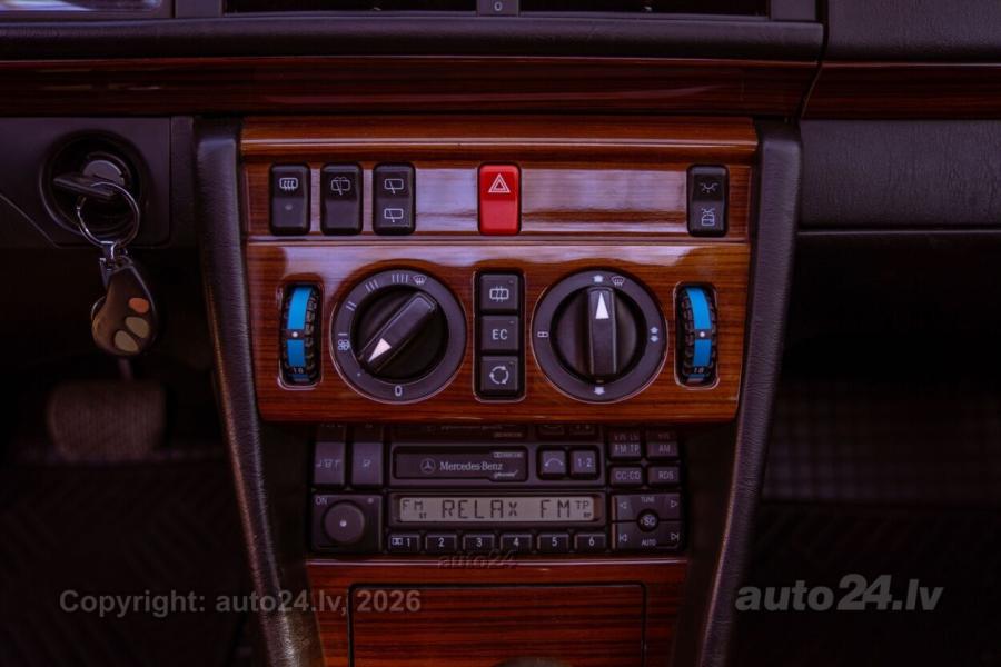 Pelēks Mercedes-Benz E-Class 1995 Tallina, ar dzinēja tilpumu 3.20 L un nobraukumu 350 tūkst. km par 9000 €, foto 7 vietnē AUTOMOTO.COM.LV