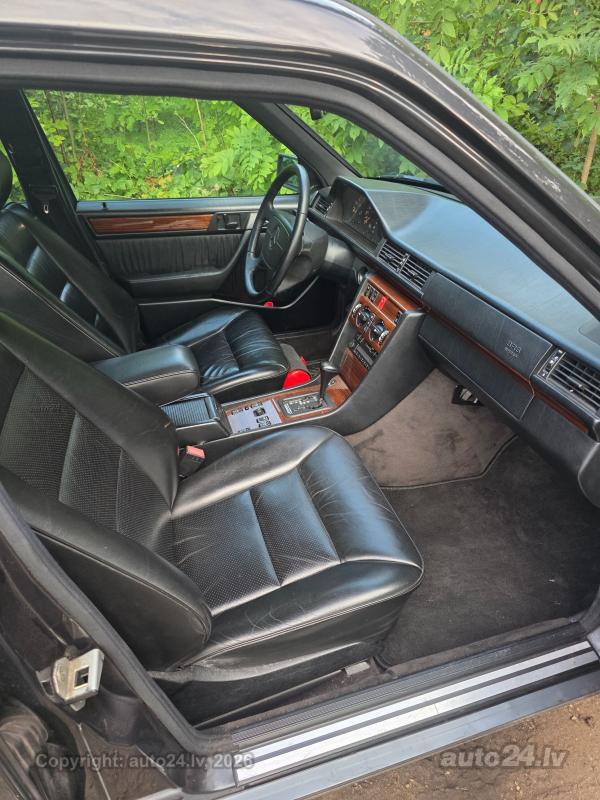Pelēks Mercedes-Benz E-Class 1995 Tallina, ar dzinēja tilpumu 3.20 L un nobraukumu 357 tūkst. km par 8000 €, foto 9 vietnē AUTOMOTO.COM.LV