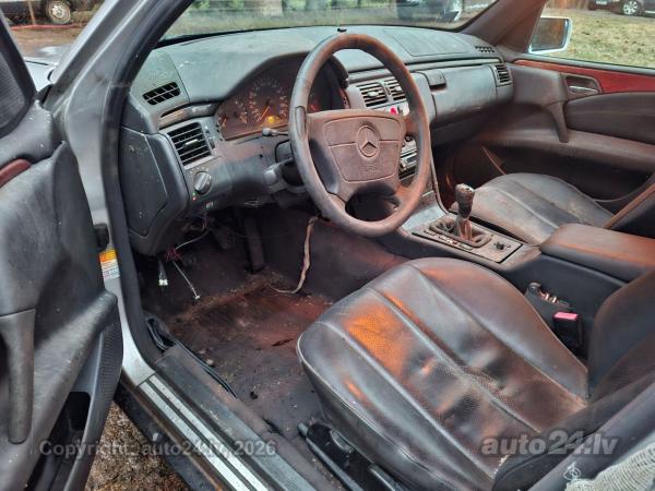 Pelēks Mercedes-Benz E-Class 1998 Tallina, ar dzinēja tilpumu 2.90 L un nobraukumu 350 tūkst. km par 1300 €, foto 6 vietnē AUTOMOTO.COM.LV