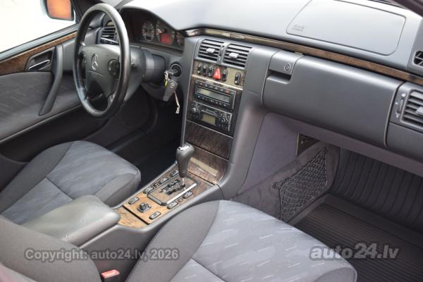 Grey Mercedes-Benz E-Class 2000 in Tartu, with an engine capacity of 2.20 L and mileage of 393 thousand km for 3350 €, photo 6 on AUTOMOTO.COM.LV