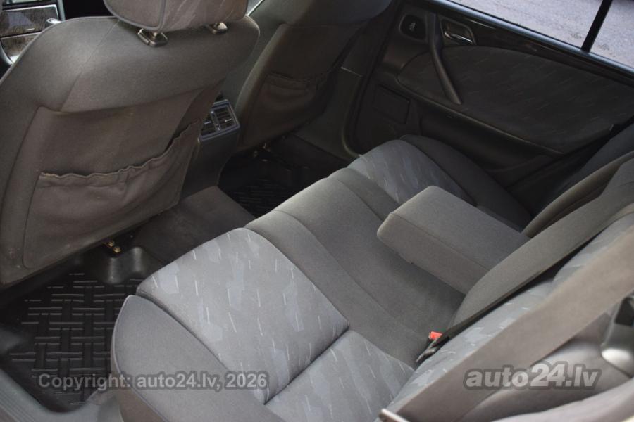 Pelēks Mercedes-Benz E-Class 2000 Tartu, ar dzinēja tilpumu 2.20 L un nobraukumu 393 tūkst. km par 3350 €, foto 10 vietnē AUTOMOTO.COM.LV