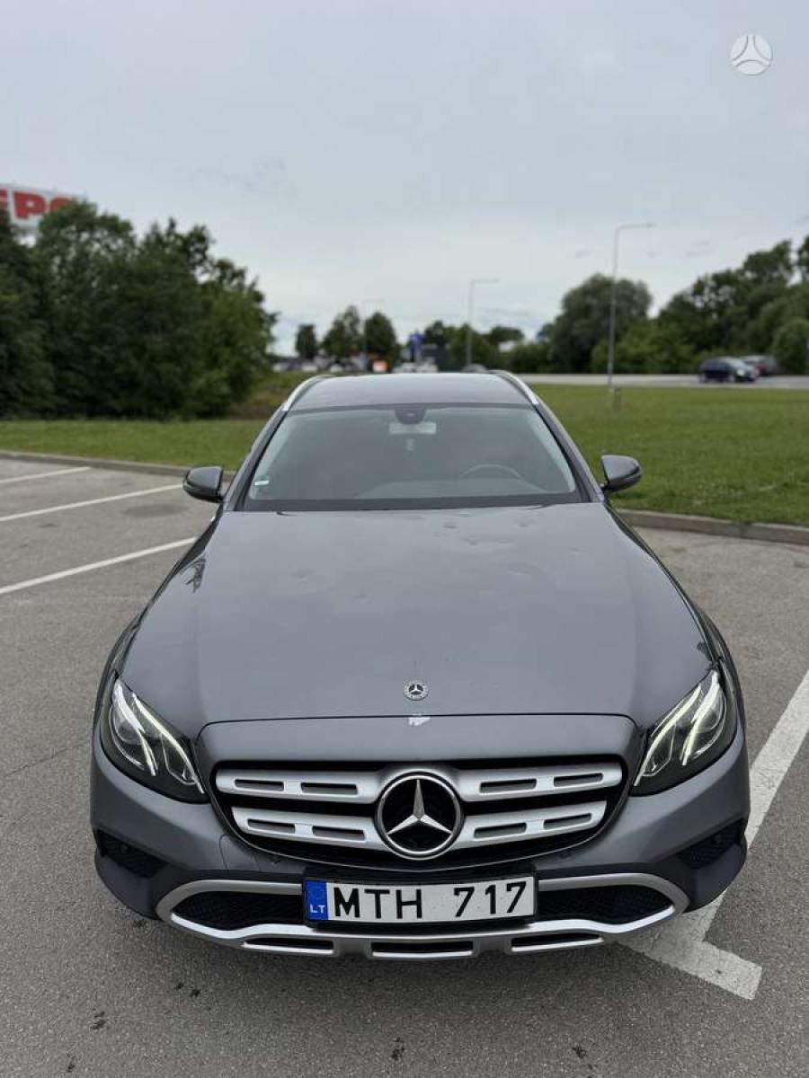Grey Mercedes-Benz E-Class 2018 in Panevezys, with an engine capacity of 1.95 L and mileage of 299 thousand km for 13000 €, photo 3 on AUTOMOTO.COM.LV