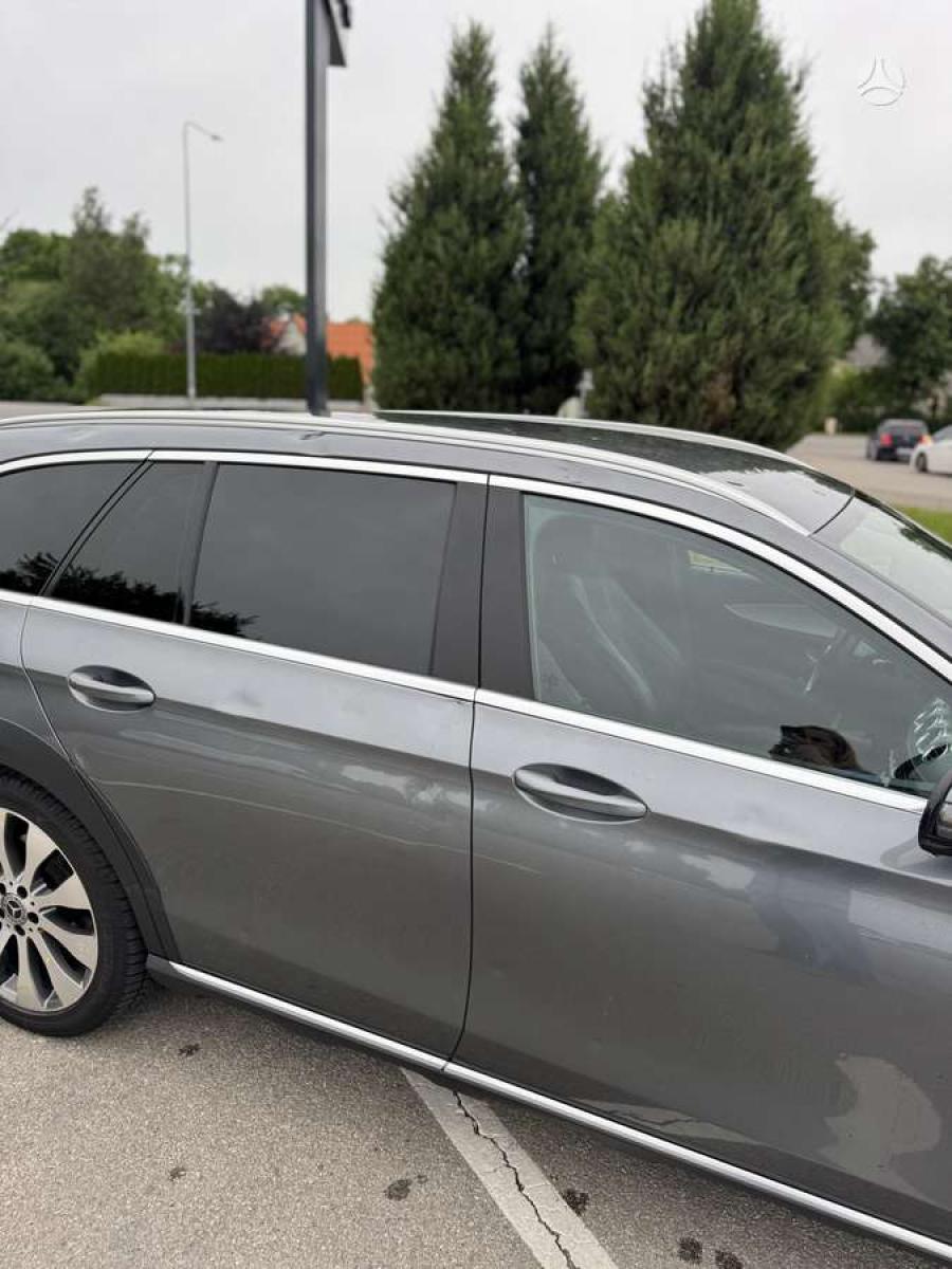 Grey Mercedes-Benz E-Class 2018 in Panevezys, with an engine capacity of 1.95 L and mileage of 299 thousand km for 13000 €, photo 10 on AUTOMOTO.COM.LV