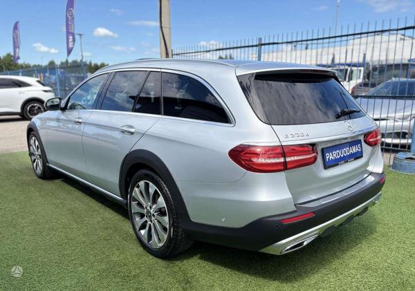 Pelēks Mercedes-Benz E-Class 2019 Panevēža, ar dzinēja tilpumu 1.95 L un nobraukumu 225 tūkst. km par 17300 €, foto 7 vietnē AUTOMOTO.COM.LV